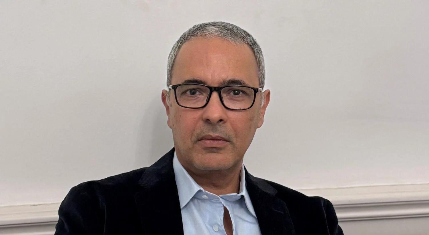 "To nie powieść o wojnie, ale o tym, jak się od niej oderwać". Kamel ...