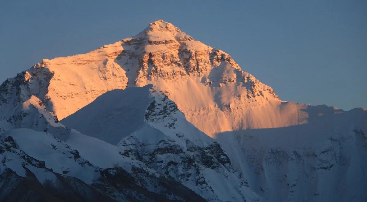 Pole climbs Mount Everest from sea level